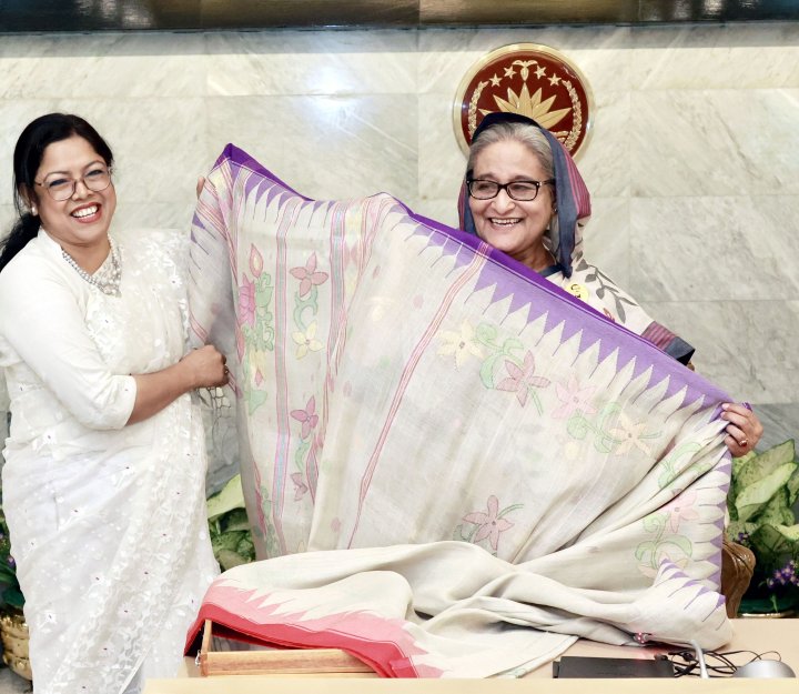 Saree with banana fiber : কলা গাছের তন্তু দিয়ে শাড়ি - ভয়েস একাত্তর